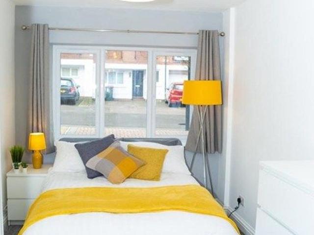 Beverley Mews, Crawley RH10, Room to rent, £800 pcm | PrimeLocation
