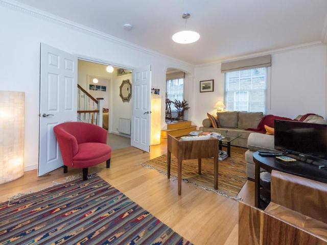 Beverston Mews, London W1H 3 bed mews to rent £6,478 pcm £1,495 pw