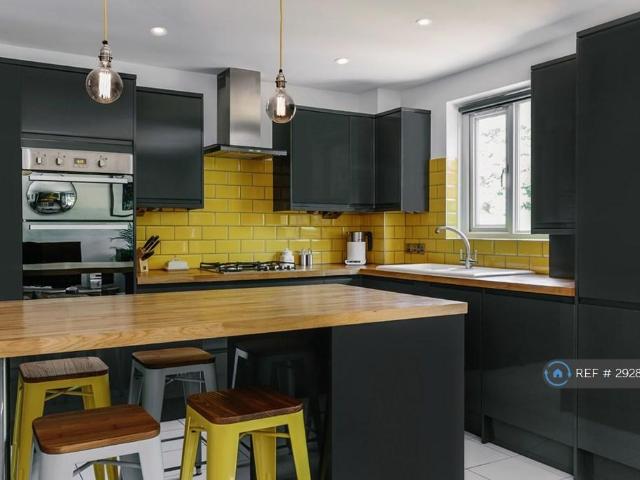 Bewley Court, London, SW2 2 bed flat to rent £2,300 pcm £531 pw