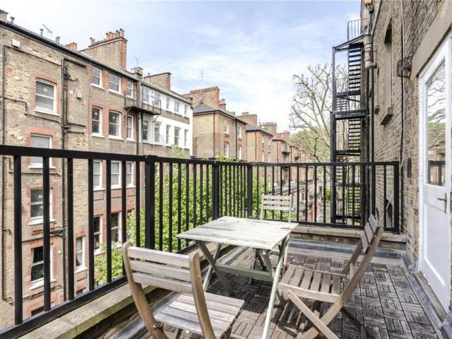 Bina Gardens London SW5 2 bed flat to rent £4,500 pcm £1,038 pw