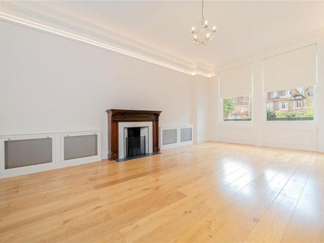 Bina Gardens, London SW5 3 bed flat to rent £8,400 pcm £1,938 pw