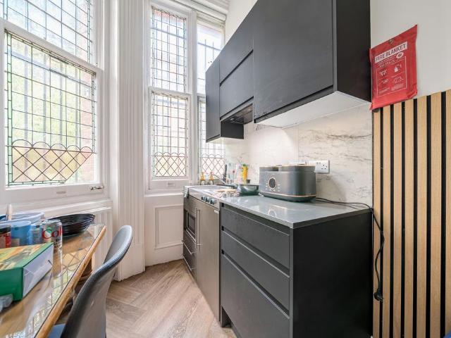 Bina Gardens, South Kensington. Studio to rent £1,450 pcm £335 pw