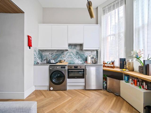 Bina Gardens, South Kensington. Studio to rent £2,950 pcm £681 pw