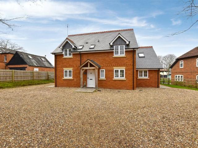 Binfield Heath, Henley on Thames. 4 bed detached house to rent £5,850 pcm £1,350 pw
