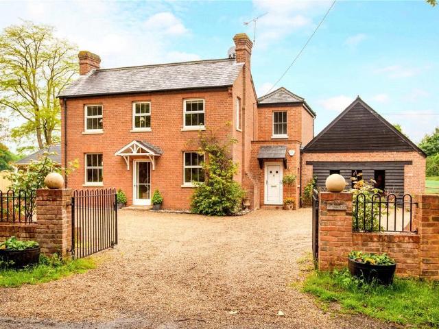 Binfield Heath, Henley on Thames. 4 bed detached house to rent £5,850 pcm £1,350 pw