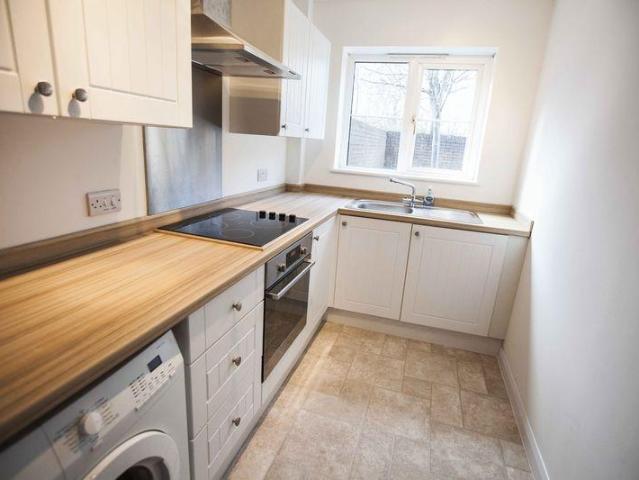 Binfields Close, Basingstoke RG24 1 bed apartment to rent £1,050 pcm £242 pw
