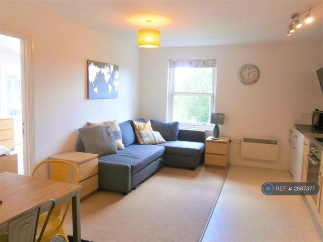 Bingley Court, Canterbury, CT1 3 bed flat to rent £1,750 pcm £404 pw