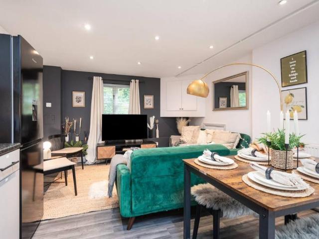 Bingley Court, Canterbury CT1 5 bed townhouse to rent £2,275 pcm £525 pw