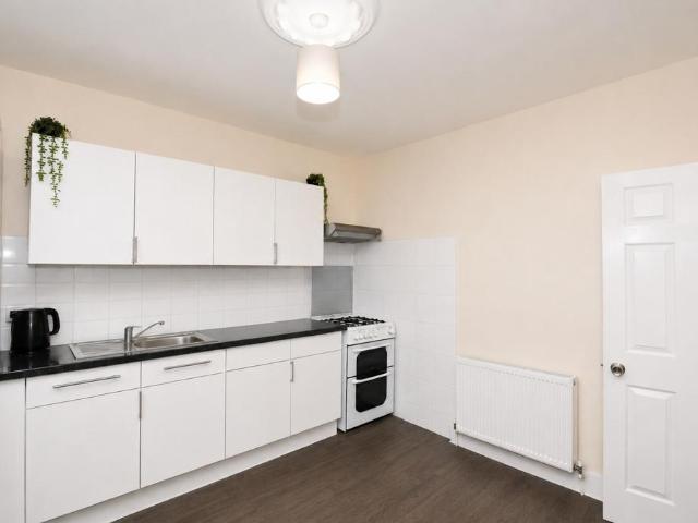 Bingley Road, London, E16 2 bed terraced house to rent £1,950 pcm £450 pw