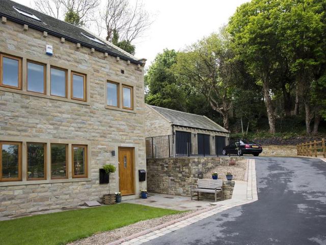 Binns Lane, Holmfirth HD9 4 bed townhouse to rent £1,950 pcm £450 pw
