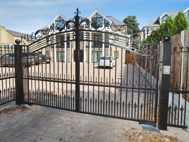 Bickley Park Road, Bickley, Bromley 2 bed apartment to rent £2,400 pcm £554 pw