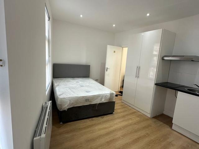 Big and Bright Bright Studio Flat in NW6