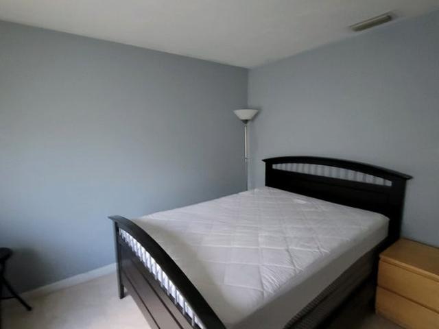 BIG BEEDROOM WITH PRIVATE BATHROOM WALKING ClOSET