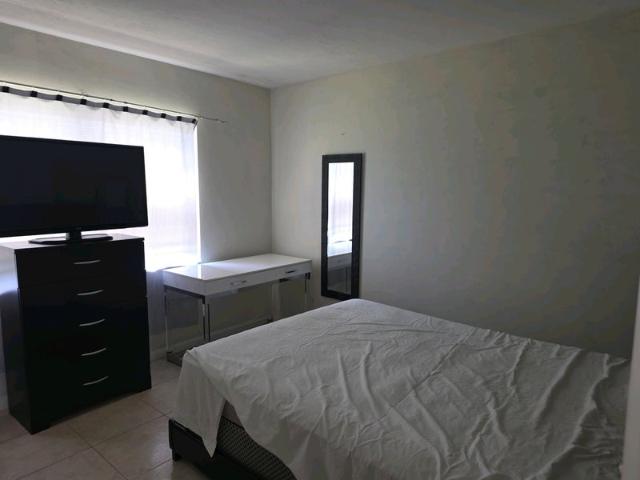 BIG BEEDROOM WITH PRIVATE BATHROOM WALKING ClOSET
