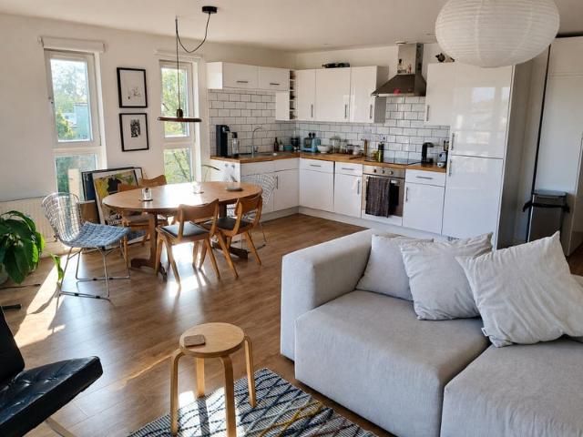 Big bright beautiful flat in E8