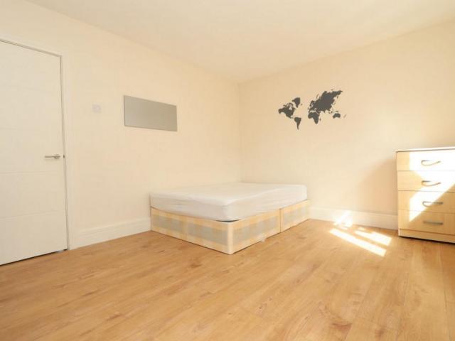Big double bedroom close to London Fields Overground Has a Room