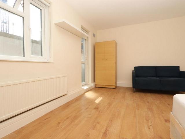 Big double bedroom close to London Fields Overground Has a Room