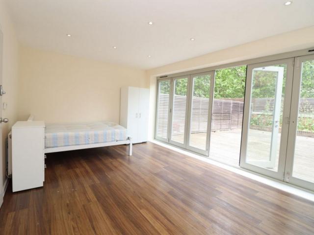Big double bedroom close to South Acton Overground station Has a Room