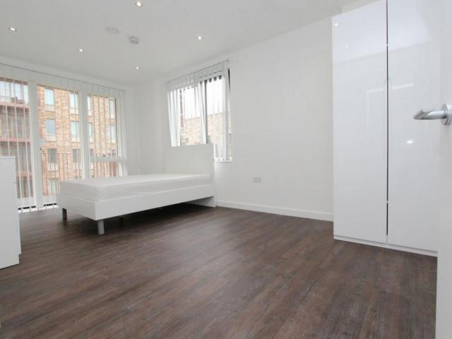 Big double bedroom not far from New Beckton Park Has a Room