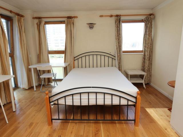 Big double bedroom near South Quay DLR station Has a Room