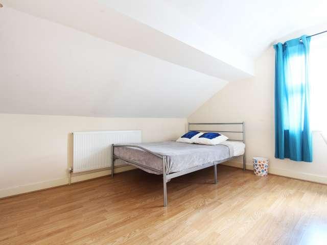 Big room in large 4 bedroom flat in Forest Gate, London