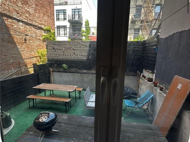 Big Room, private bathroom, backyard
