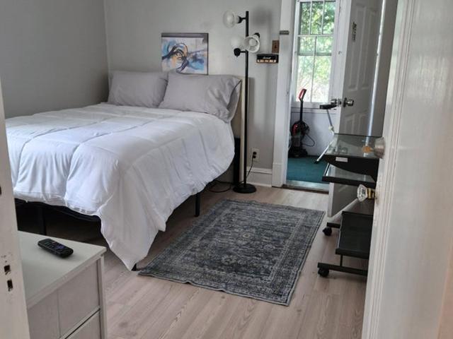BIG Recently remodeled Room with Independent ENTR