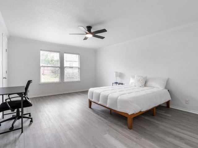 Biggest home in San Antonio! Modern Oversized Room