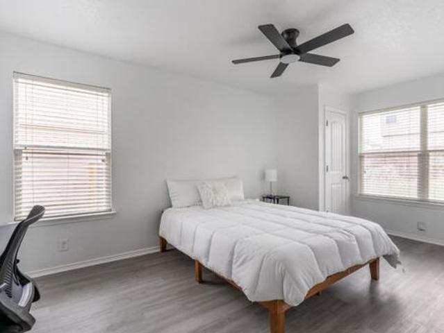 Biggest PadSplit in San Antonio! Modern Oversized Rooms