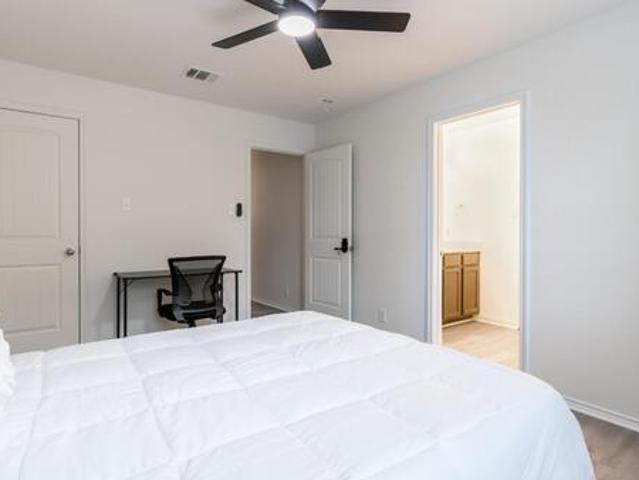 Biggest PadSplit in San Antonio! Modern Oversized Rooms