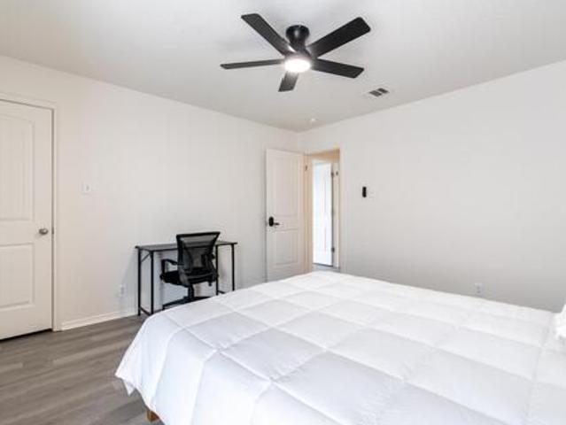 Biggest PadSplit in San Antonio! Modern Oversized Rooms