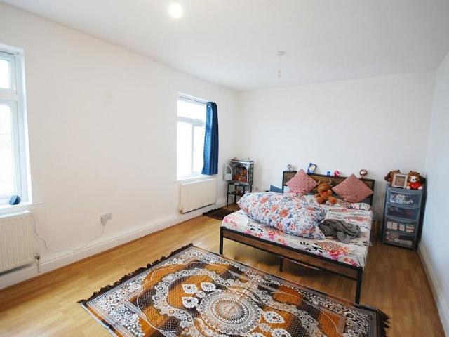 BILTON ROAD 3 bed flat to rent £2,200 pcm £508 pw