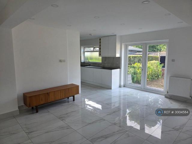 Bilton Road, Greenford, UB6 3 bed maisonette to rent £2,500 pcm £577 pw