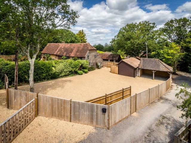 Billingshurst, West Sussex RH14, 4 bed terraced house to rent, £5,950 pcm | PrimeLocation