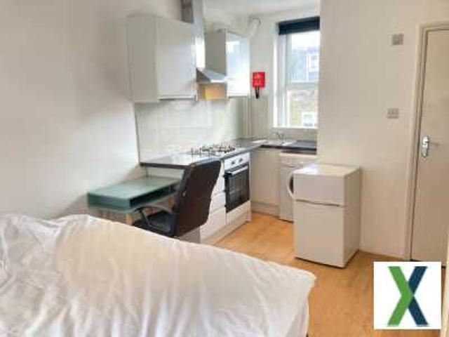 Bills In 1st Floor Studio Flat DBedRoomOpenKitchenDiningSitting SeparateShower NearTubeBusShops