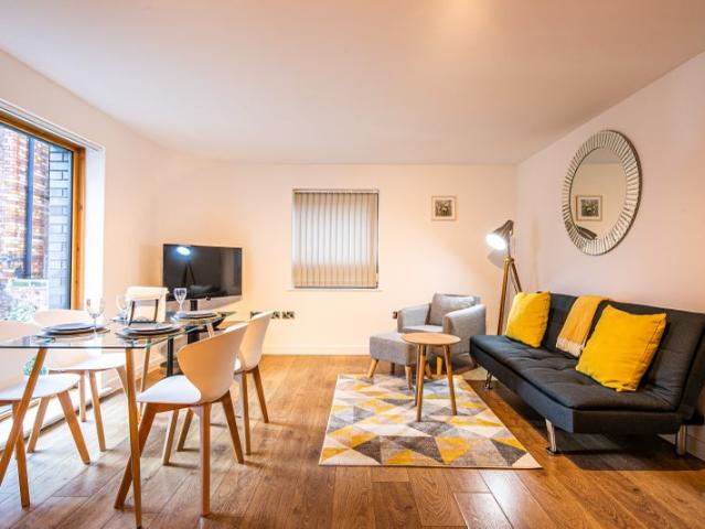 Bills Inc 2 Bedroom City Centre Apt Free Parking!