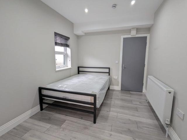 BILLS INC* Studio flat to rent in Cricklewood