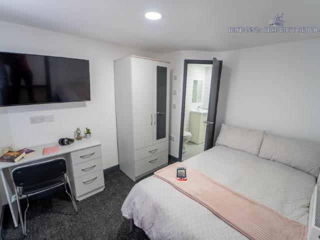 Bills Included: 211 HARBORNE LANE Close to QE & UOB