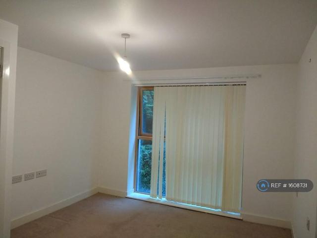 Bills Included, Weybridge, KT13 1 bed flat to rent £1,675 pcm £387 pw