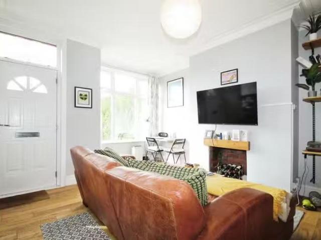 BILLS INCLUDED Woodside Place. 3 bed terraced house to rent.