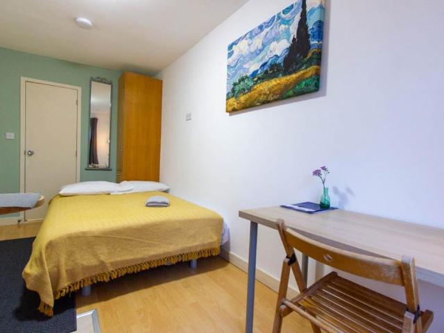 BILLS INCLUDED A modern, self contained studio apartment in Earls Court, London SW5