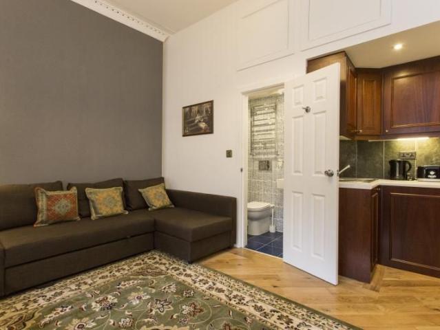 BILLS INCLUDED A modern studio apartment to rent in the heart of Bloomsbury, London WC1H
