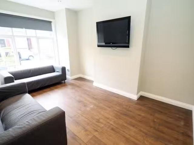 BILLS INCLUDED Ash Road. 5 bed terraced house to rent £2,6.
