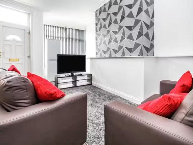 BILLS INCLUDED Beechwood Terrace. 3 bed terraced house to re.