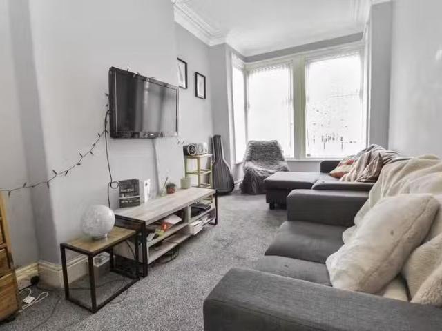 BILLS INCLUDED Headingley Mount. 4 bed end of terrace house.