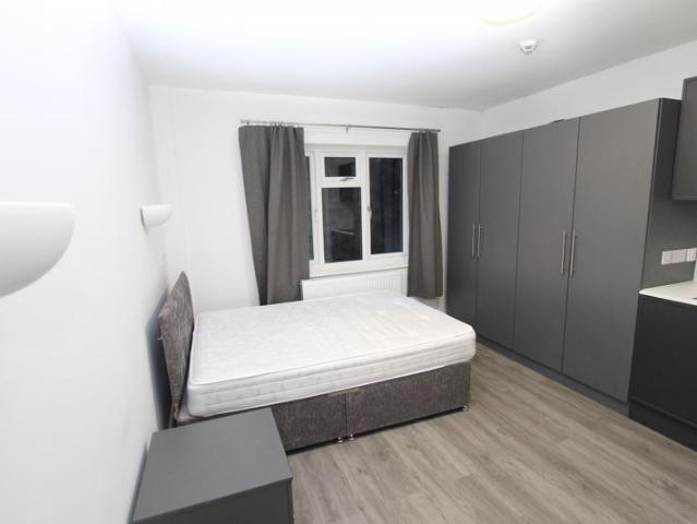 Bills Included Mini Studio, Queens Park Parade NN2, 1 bed flat to rent, £695 pcm | PrimeLocation