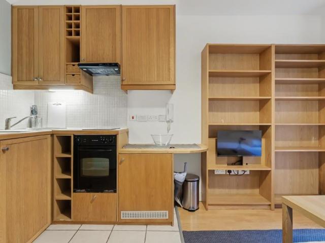 BILLS INCLUDED Modern studio flat to rent in West Kensington, London W14 Student Friendly