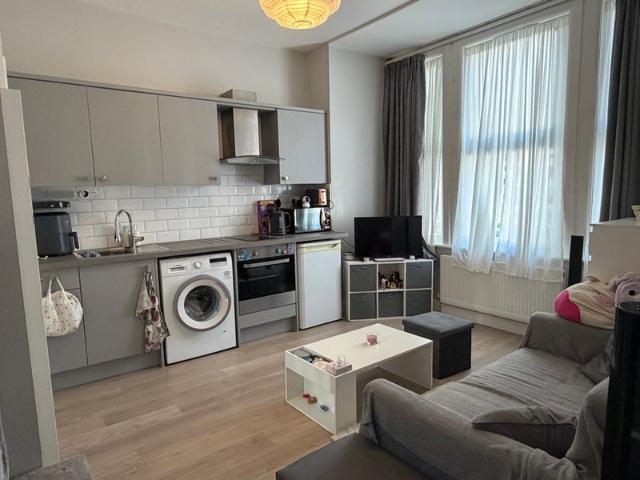 Bills Included. Newly refurbished studio in Turnpi