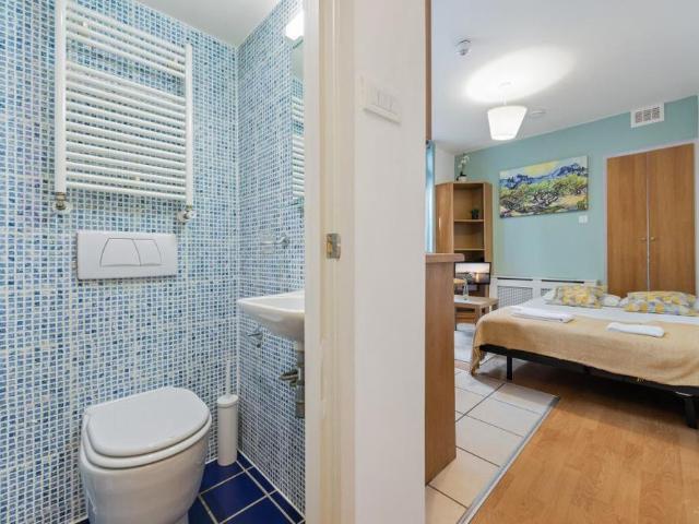 BILLS INCLUDED Studio apartment with private patio garden to rent in West Kensington, London W14