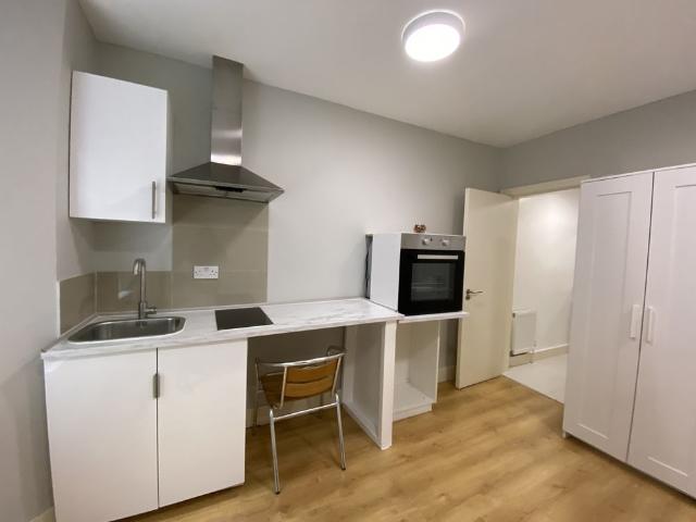 BILLS INCLUDED Studio to rent in the heart of Kensington, London W8